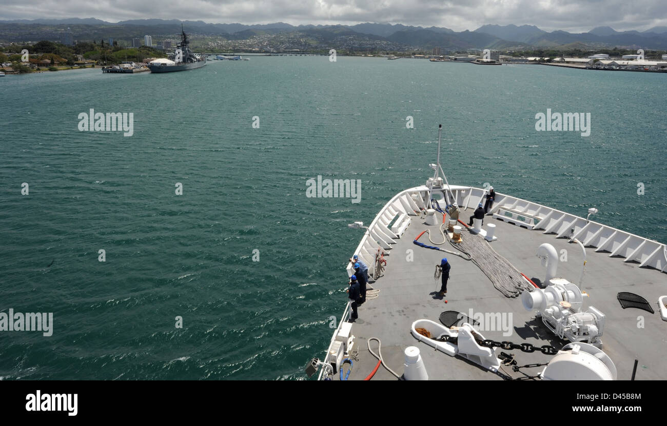 The USNS Mercy arrives at Pearl Harbor, Hawaii, continuing its mission ...
