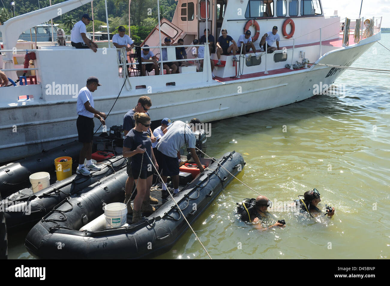 U s navy divers work hi-res stock photography and images - Alamy