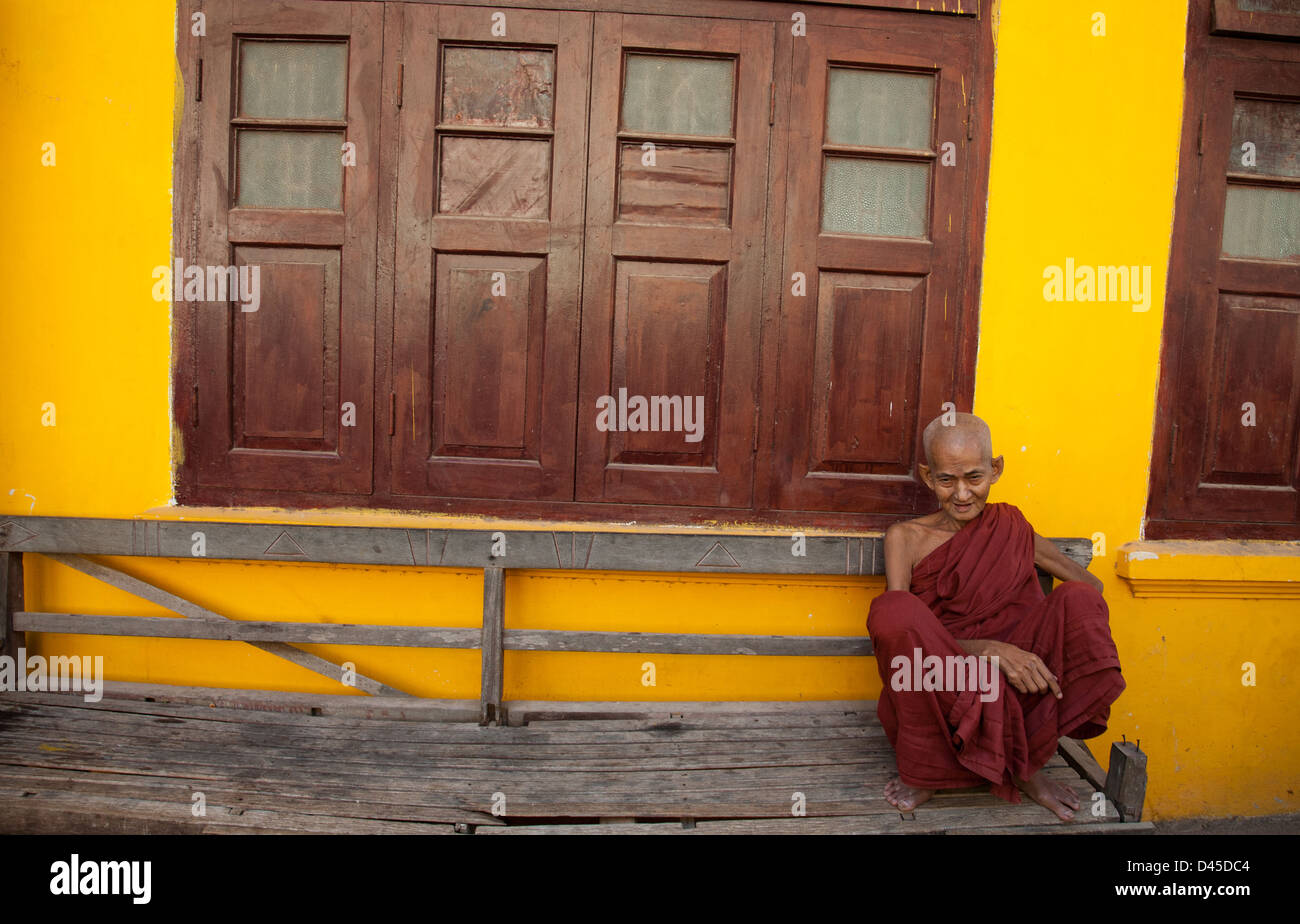 Buddhist monk near door hi-res stock photography and images - Alamy