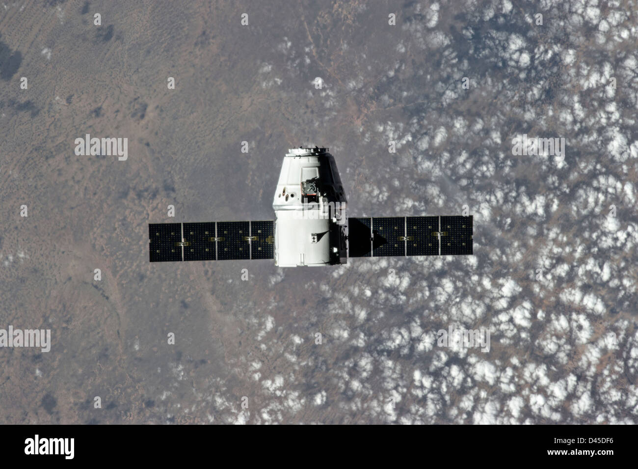View of the SpaceX Dragon capsule approaching the International Space ...