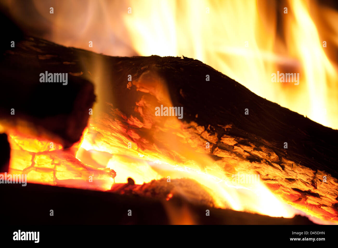 Burning fire logs in flame hi-res stock photography and images - Alamy