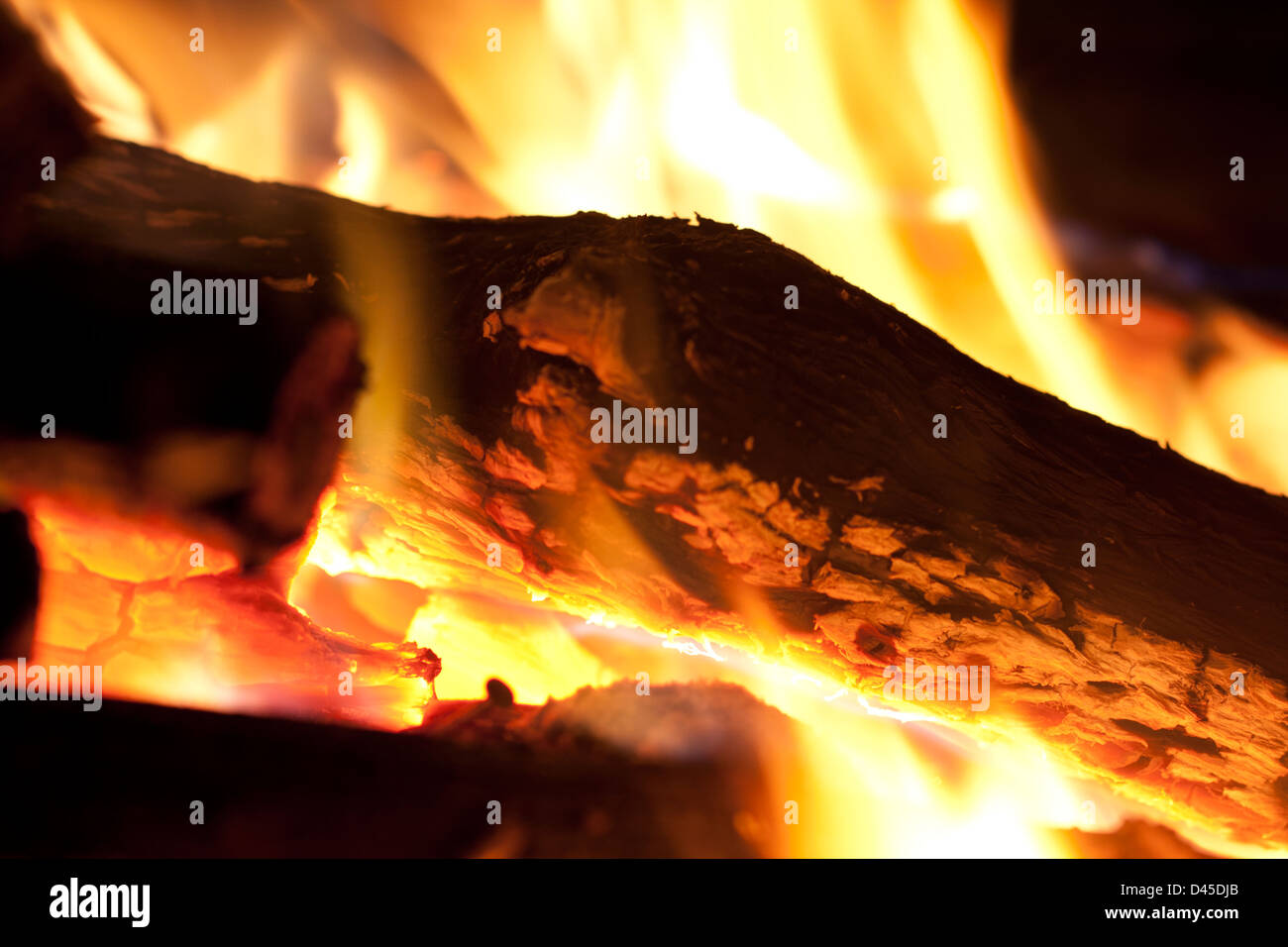 Logs Burning in fire at night Stock Photo - Alamy