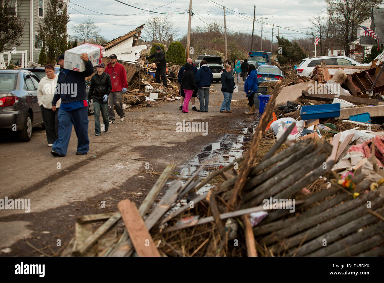 Neighbors try to salvage belongings in the wreckage from Superstorm ...