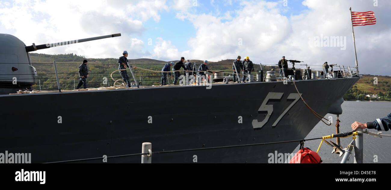 Sailors aboard the USS Mitscher prepare for departure from Faslane ...
