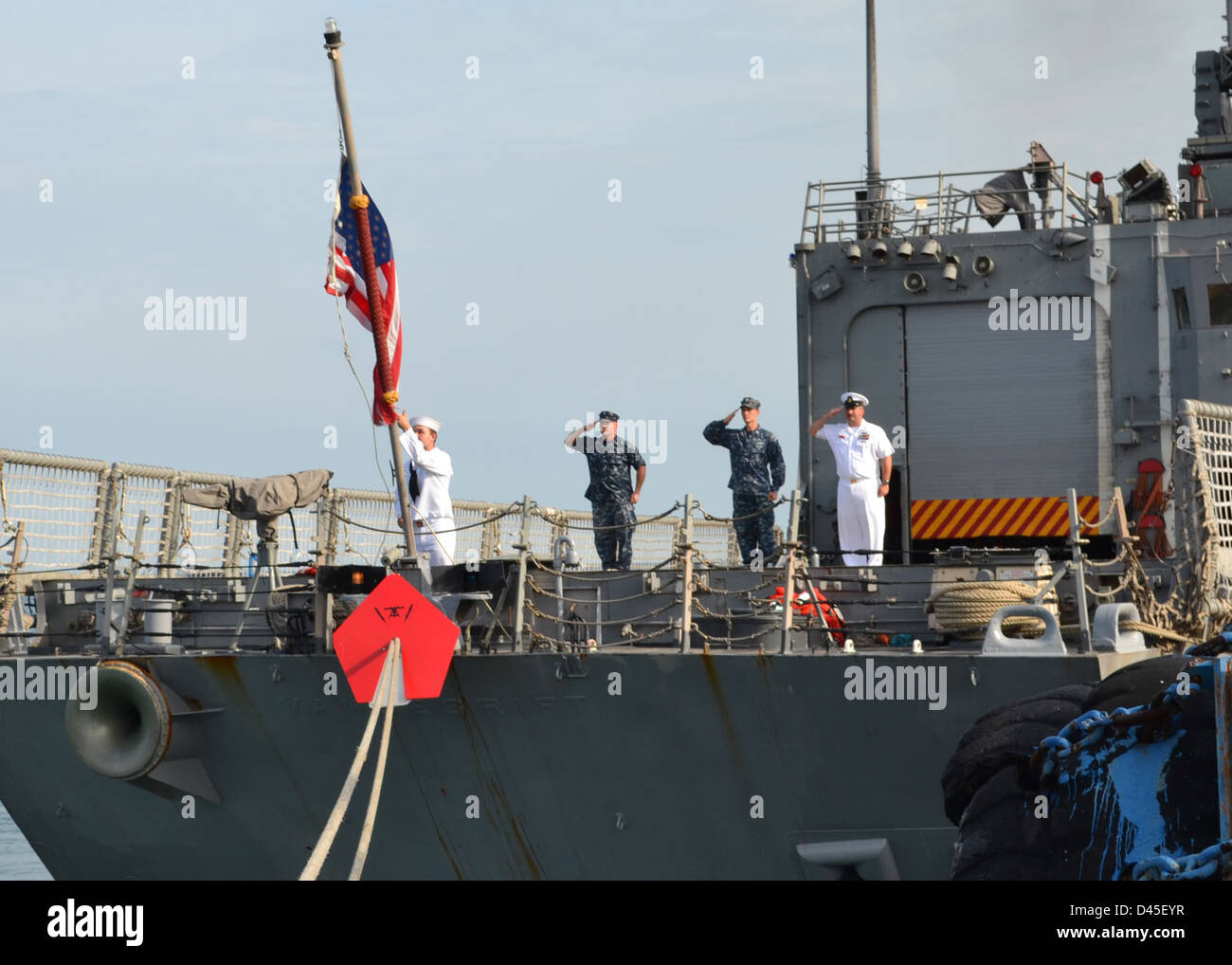 U s navy sailor salute hi-res stock photography and images - Alamy