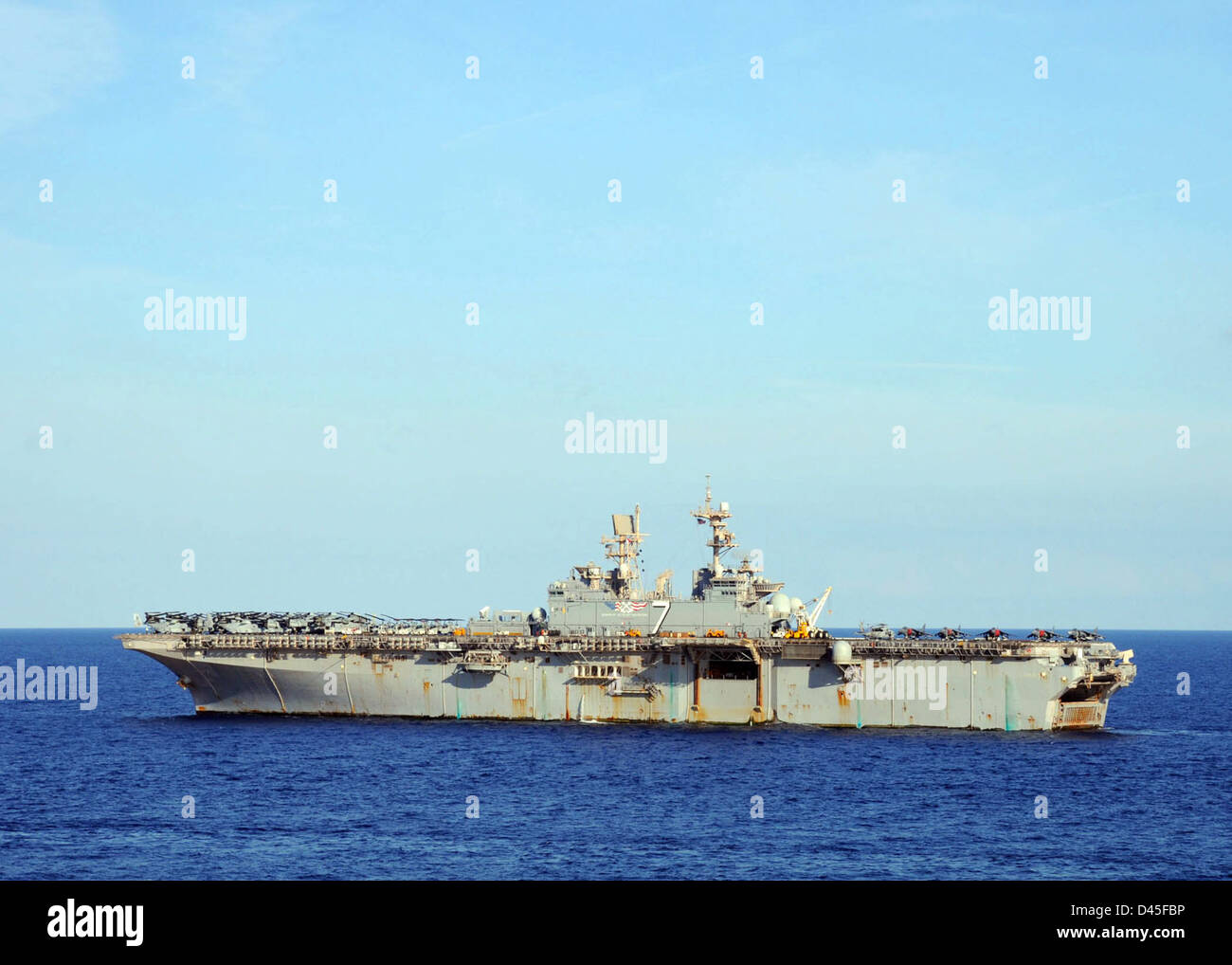 Uss iwo jima underway hi-res stock photography and images - Alamy
