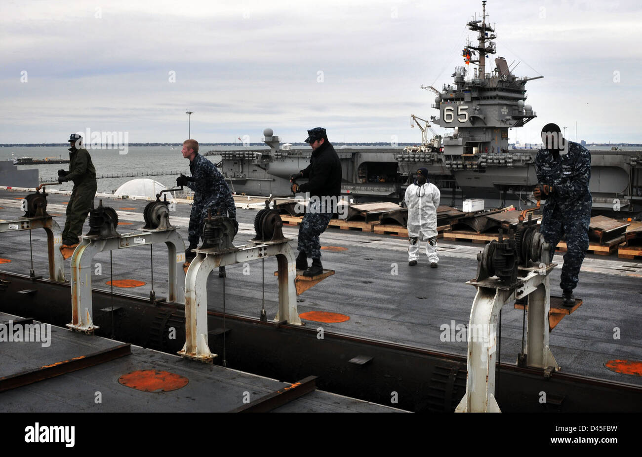 Steam catapult hi-res stock photography and images - Alamy