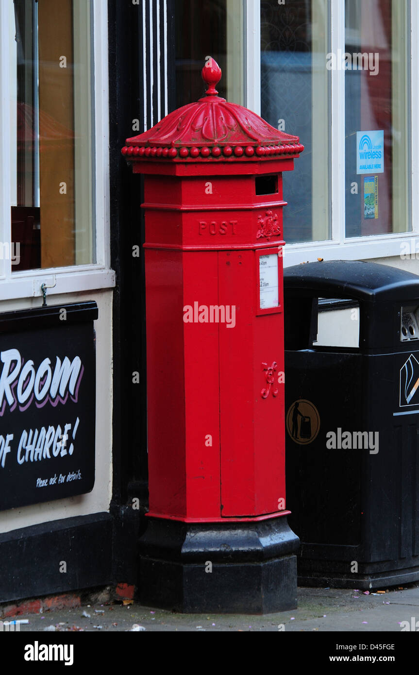 Letter box uk hi-res stock photography and images - Alamy
