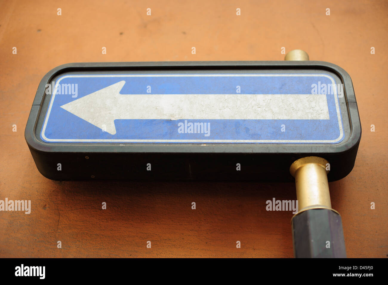 White arrow sign hi-res stock photography and images - Alamy