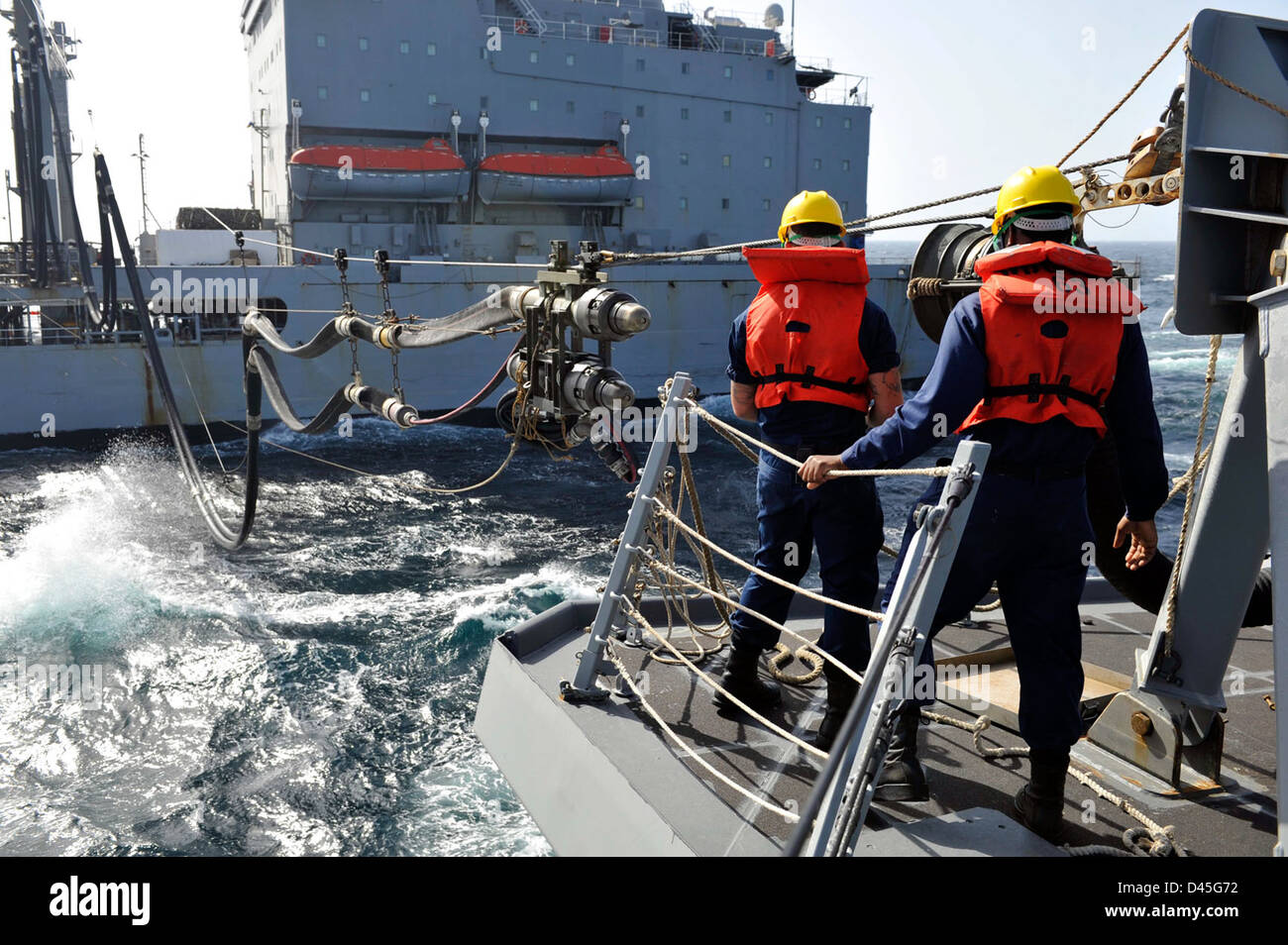 USS Jason Dunham performs a replenishment-at-sea Stock Photo - Alamy