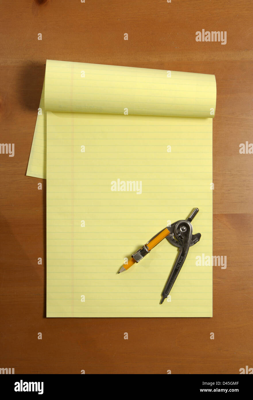 A blank legal pad on an office desk Stock Photo - Alamy