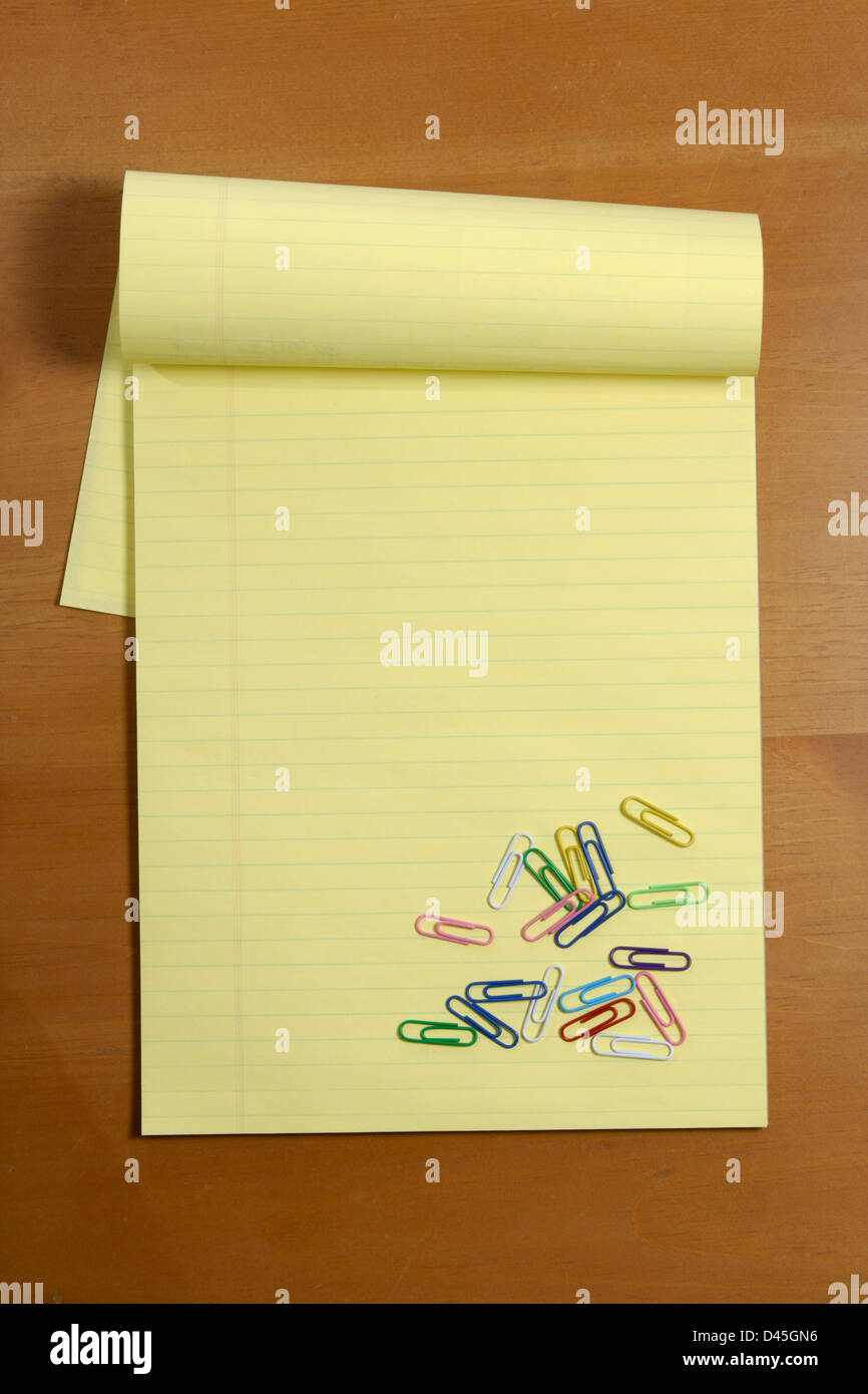 A blank legal pad on an office desk Stock Photo - Alamy