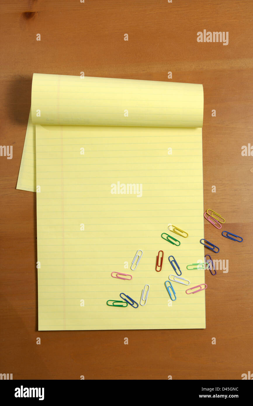 A blank legal pad on an office desk Stock Photo - Alamy