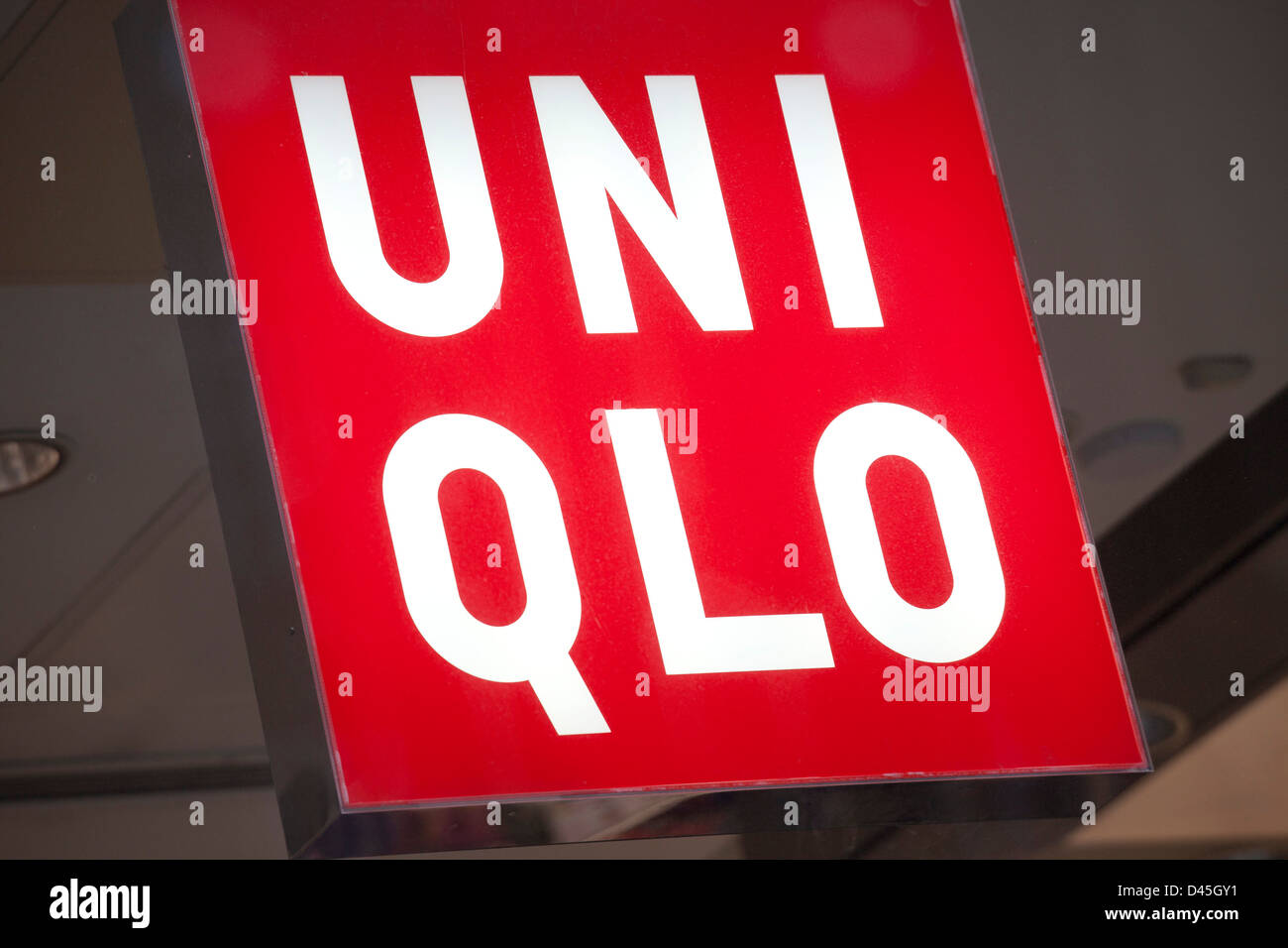 Uniqlo sign logo hi-res stock photography and images - Alamy