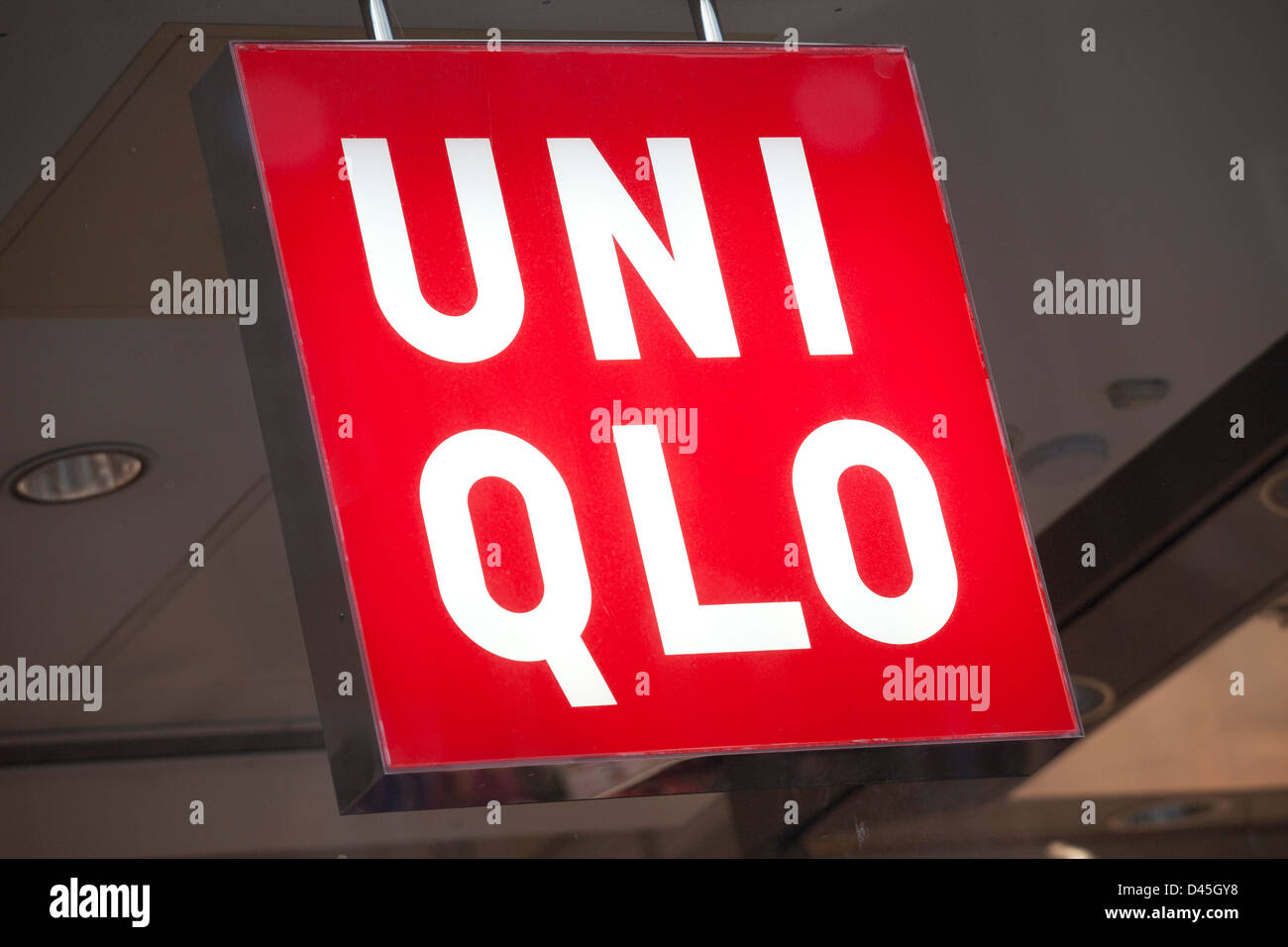 Uniqlo sign logo hi-res stock photography and images - Alamy