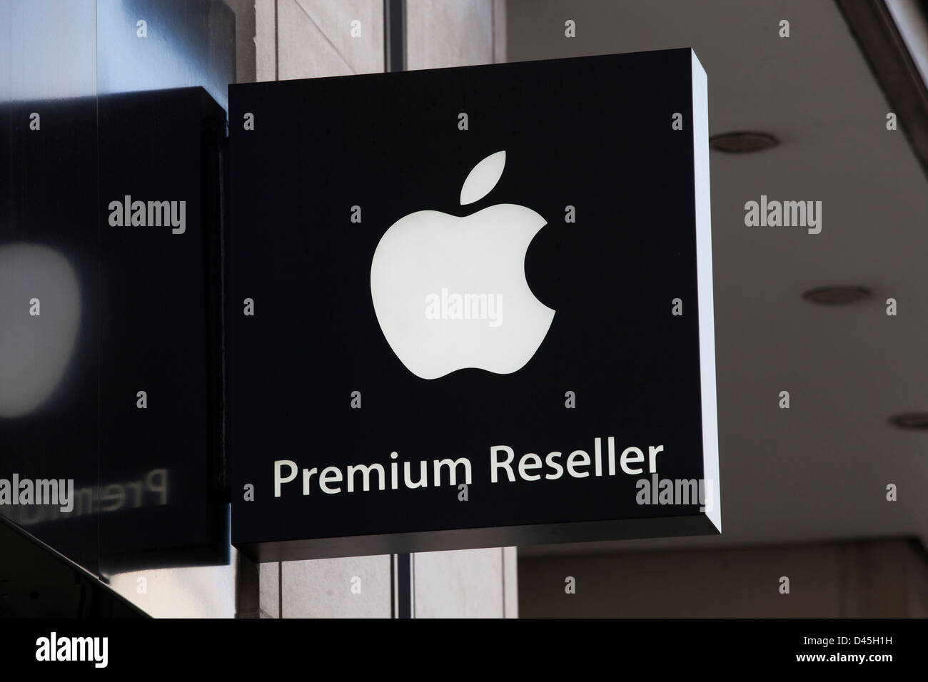 Sign for an Apple retailer Stock Photo - Alamy