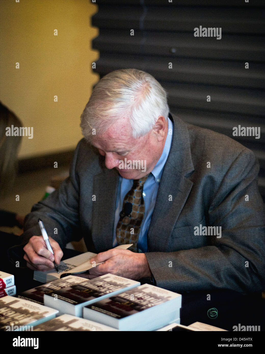Autographing book hi-res stock photography and images - Alamy