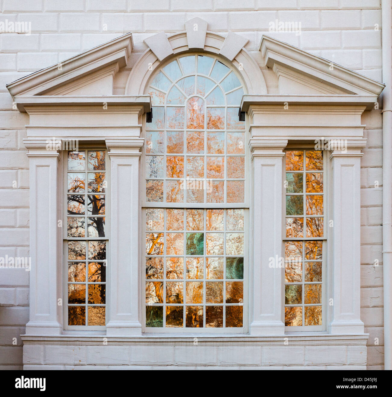 President George Washington home at Mount Vernon in Virginia with view ...