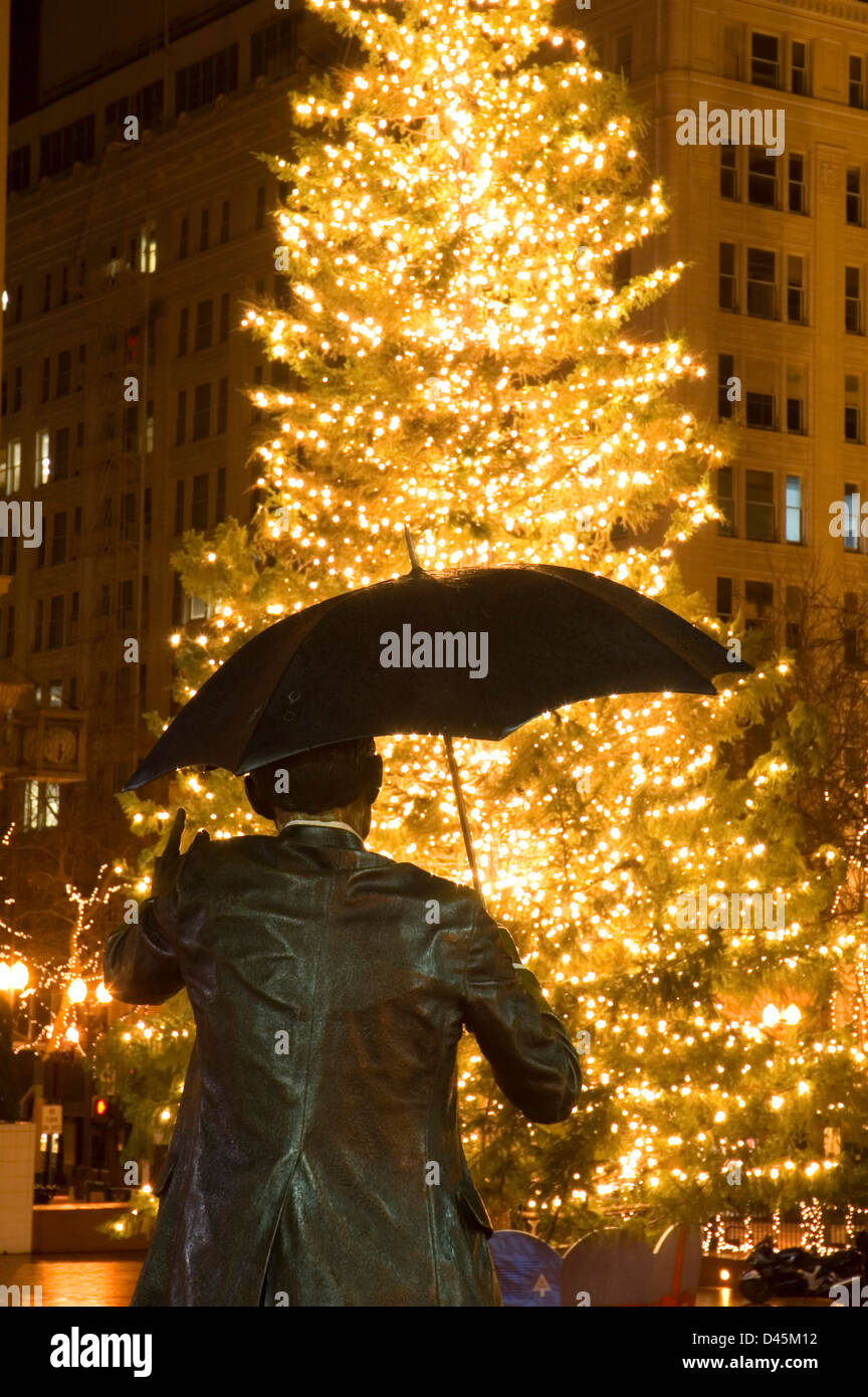 Allow Me with Christmas Tree, Pioneer Courthouse Square, Portland ...