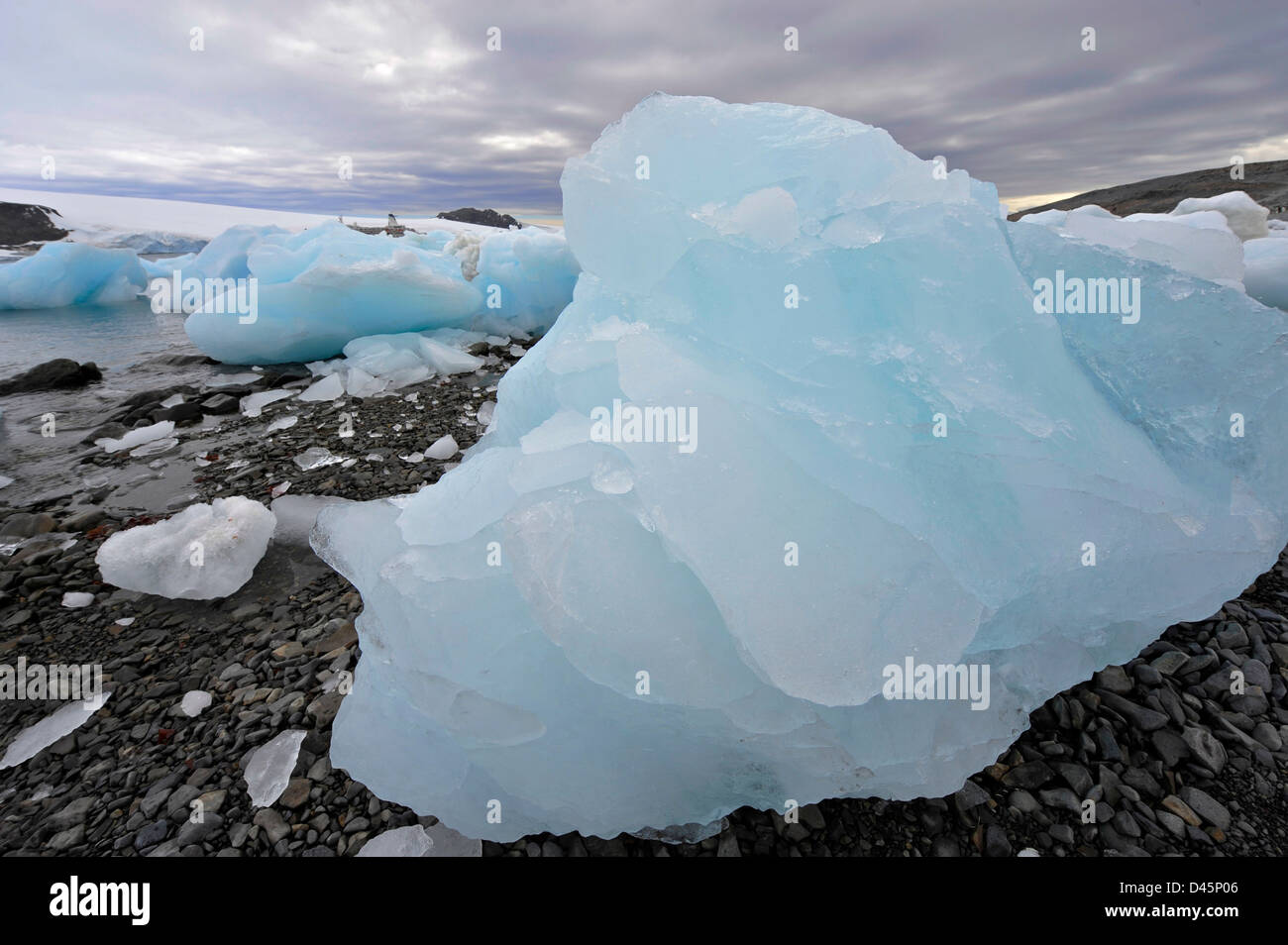 Serene icebergs hi-res stock photography and images - Alamy