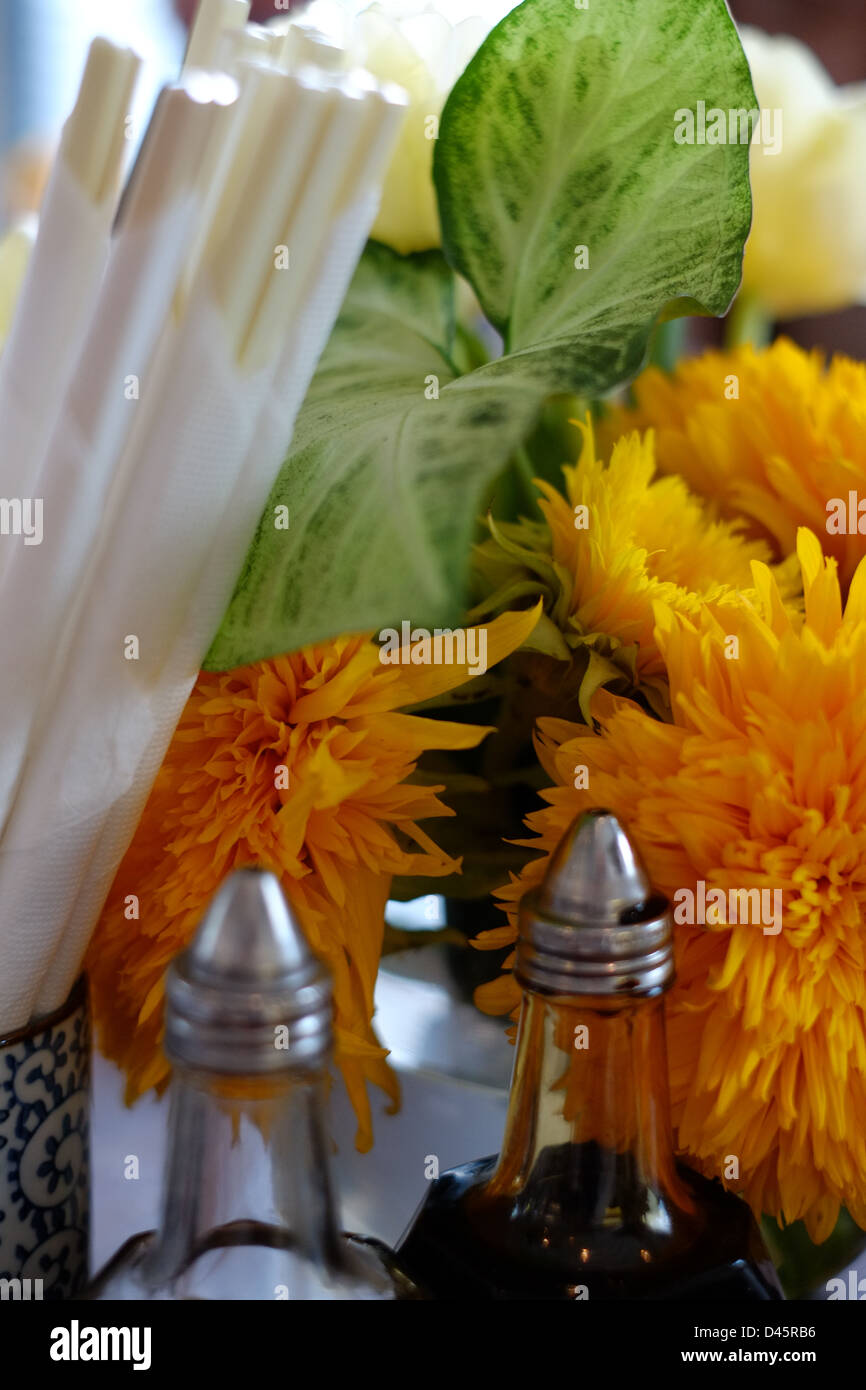 Table setting at a Chinese tea house Stock Photo - Alamy
