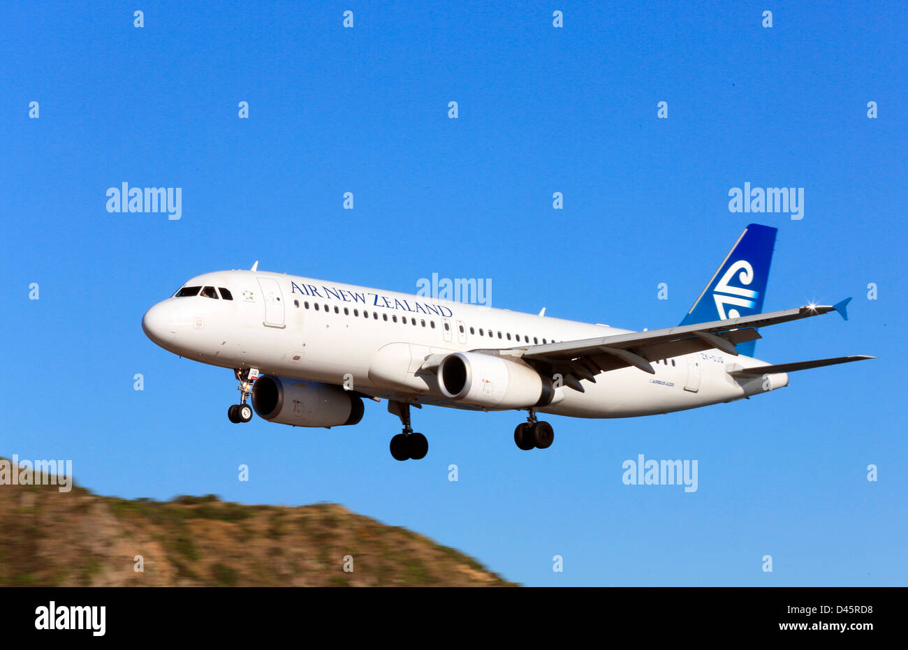 Air New Zealand Airbus A320 landing at Wellington Airport Stock Photo ...