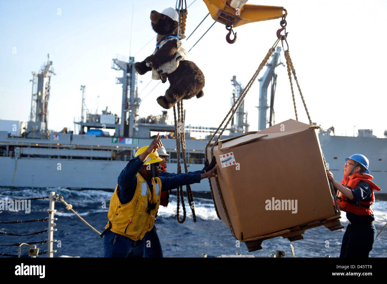U s navy sailors cargo hi-res stock photography and images - Alamy