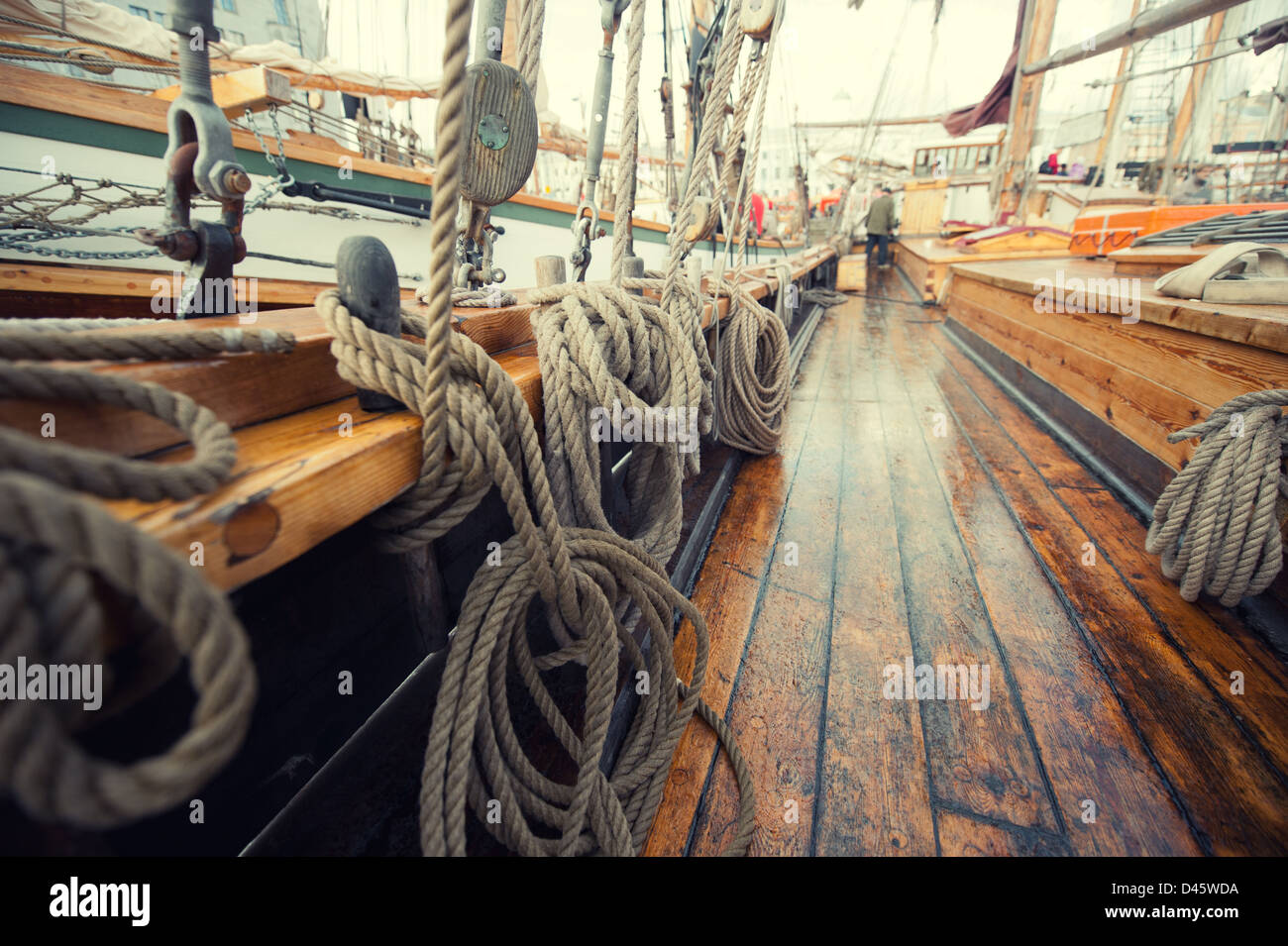 Ropes on a sailboat Stock Photo - Alamy