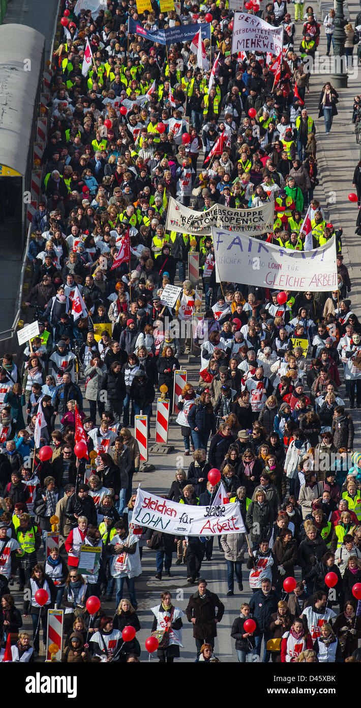 Educators and teachers gather for a warning strike by the Confederation ...