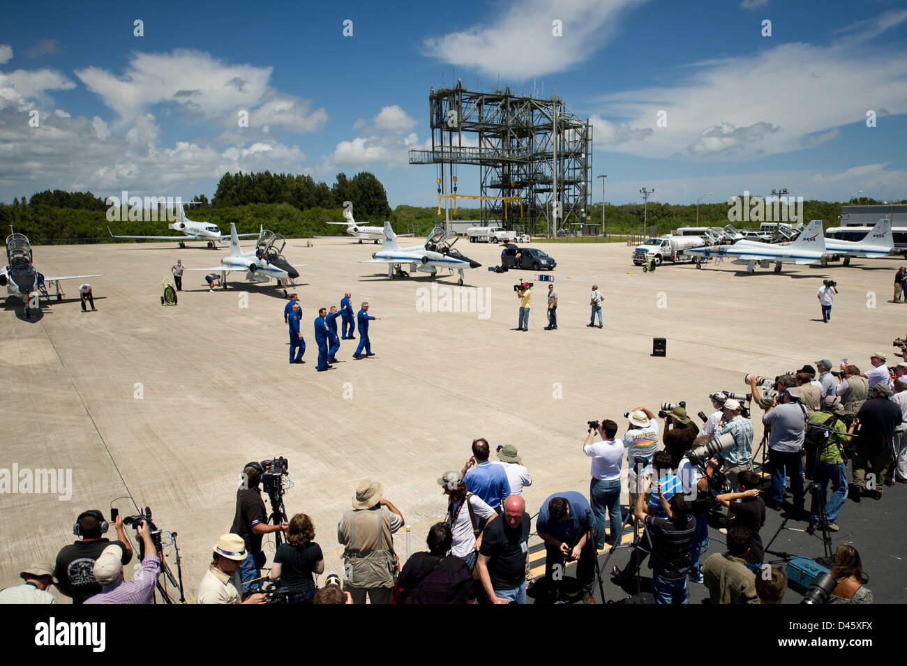Sts 134 landing hi-res stock photography and images - Alamy