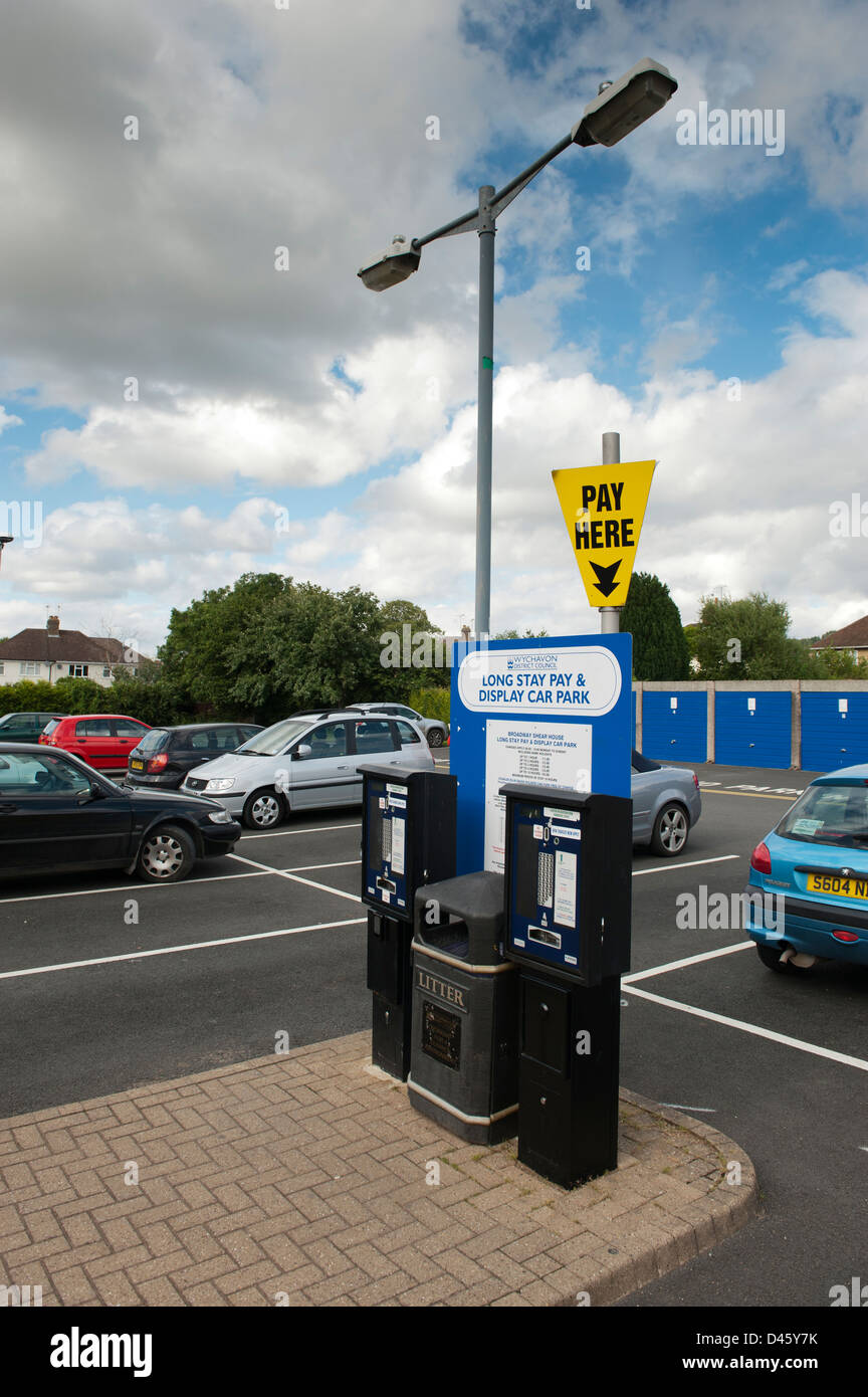 Pay and display parking meter in public car park, Broadway, UK Stock Photo - Alamy