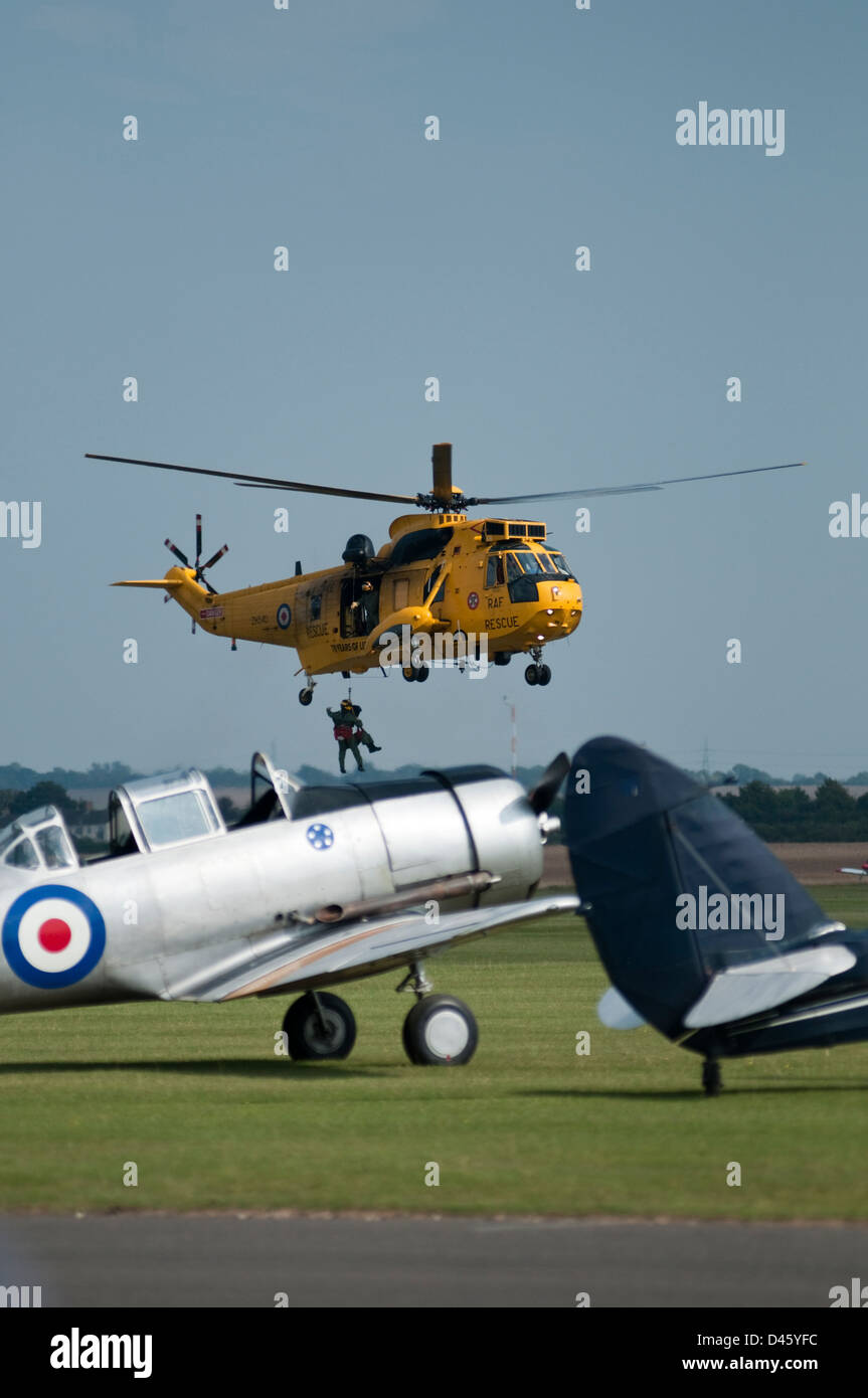 Lifting helicopter hi-res stock photography and images - Alamy