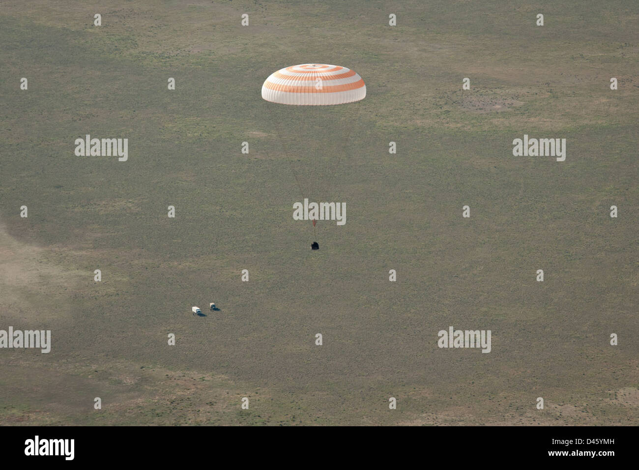 Expedition 26 landing hi-res stock photography and images - Alamy
