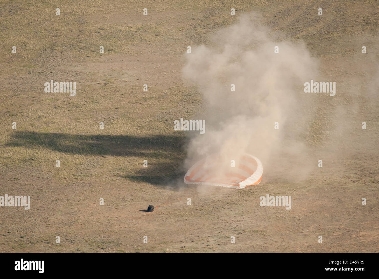 Expedition 27 returns to Earth with astronauts aboard the Soyuz TMA-20 ...