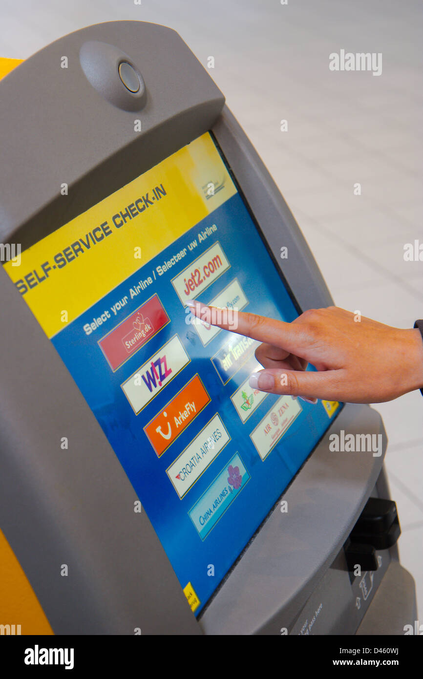 Busy check in airport hi-res stock photography and images - Alamy