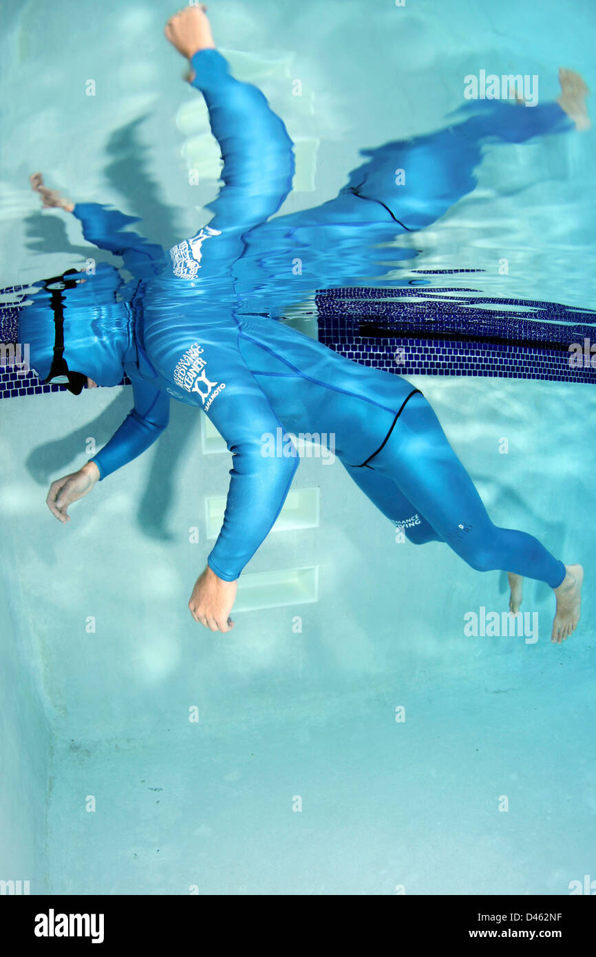 Jake Bricker warms up and acclimates underwater before the static ...