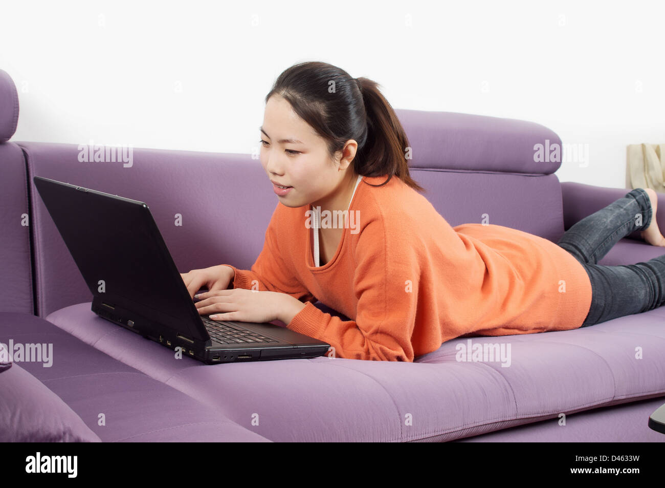 Asia girl computer hi-res stock photography and images - Alamy