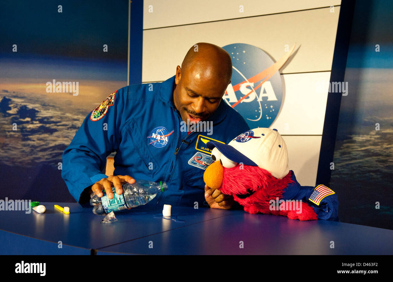 Elmo sesame street hi-res stock photography and images - Alamy