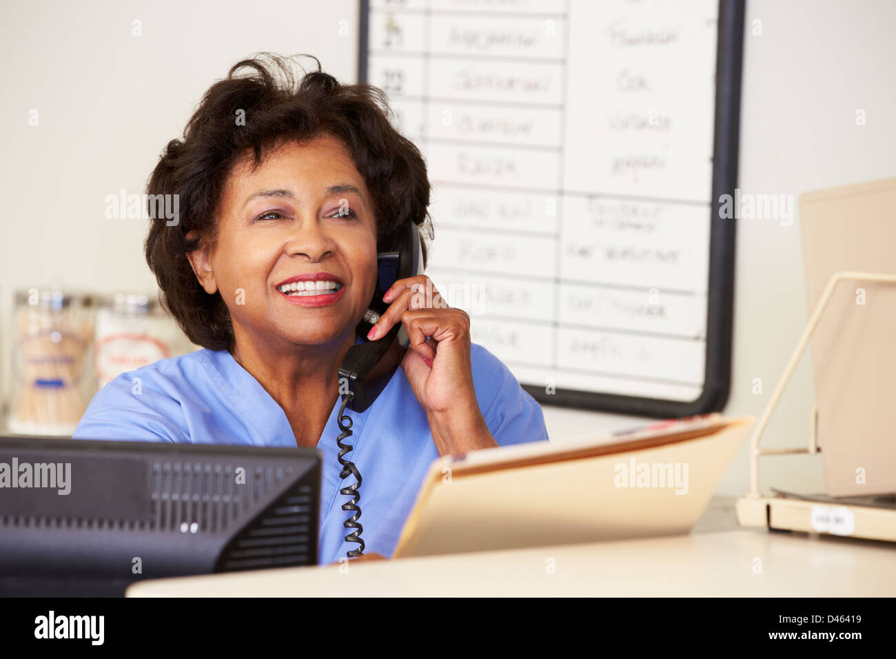 Nurse station computer monitor hospital hi-res stock photography and ...