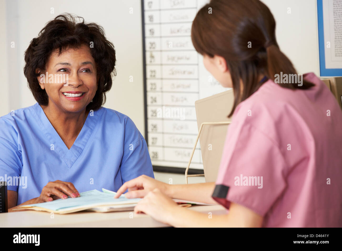 Two nurses talking hi-res stock photography and images - Alamy