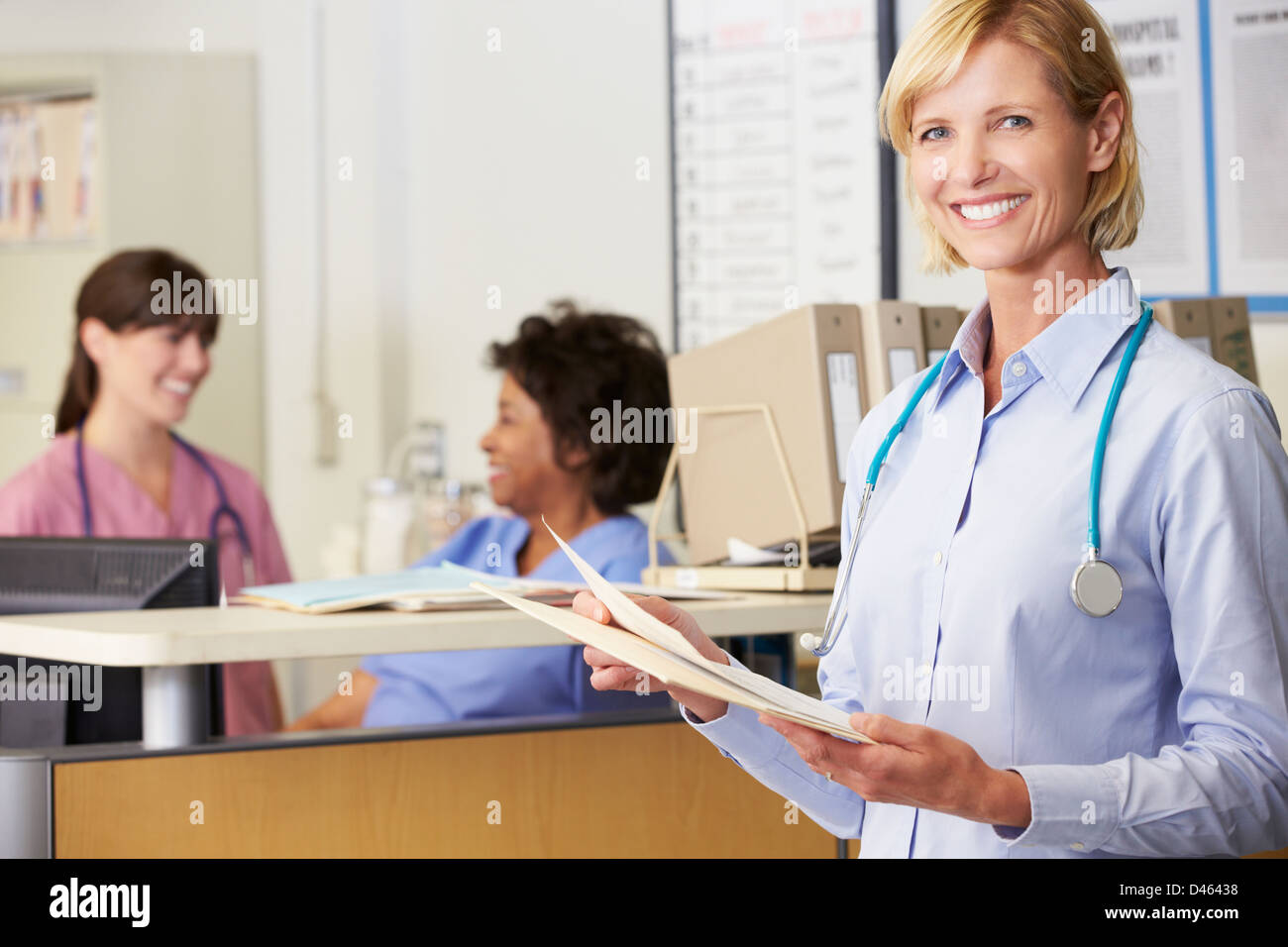 Doctor reading notes colleague hi-res stock photography and images - Alamy