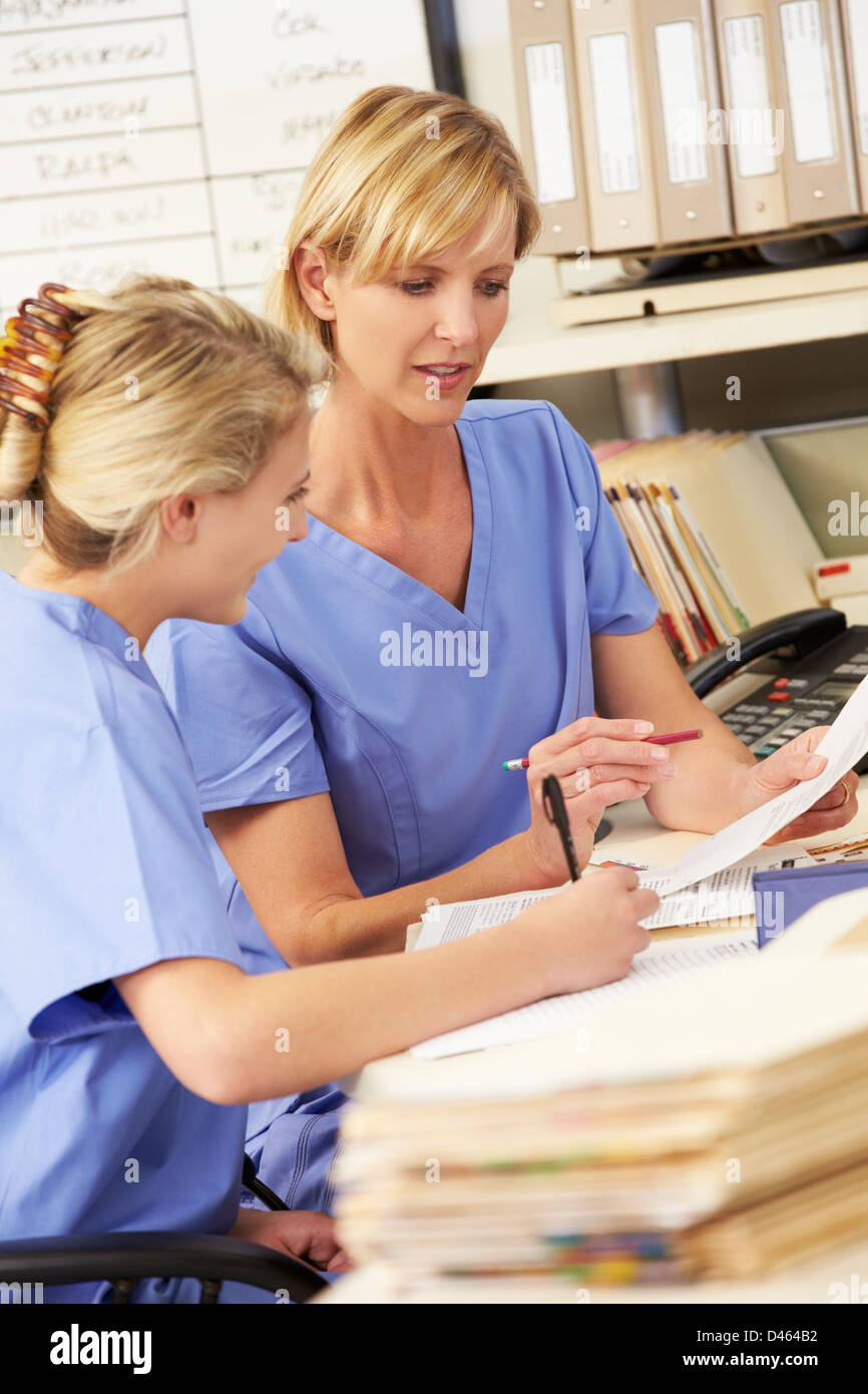Two nurses talking hi-res stock photography and images - Alamy