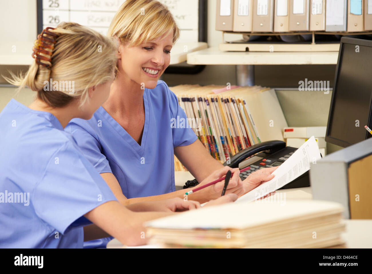 Two nurses talking hi-res stock photography and images - Alamy
