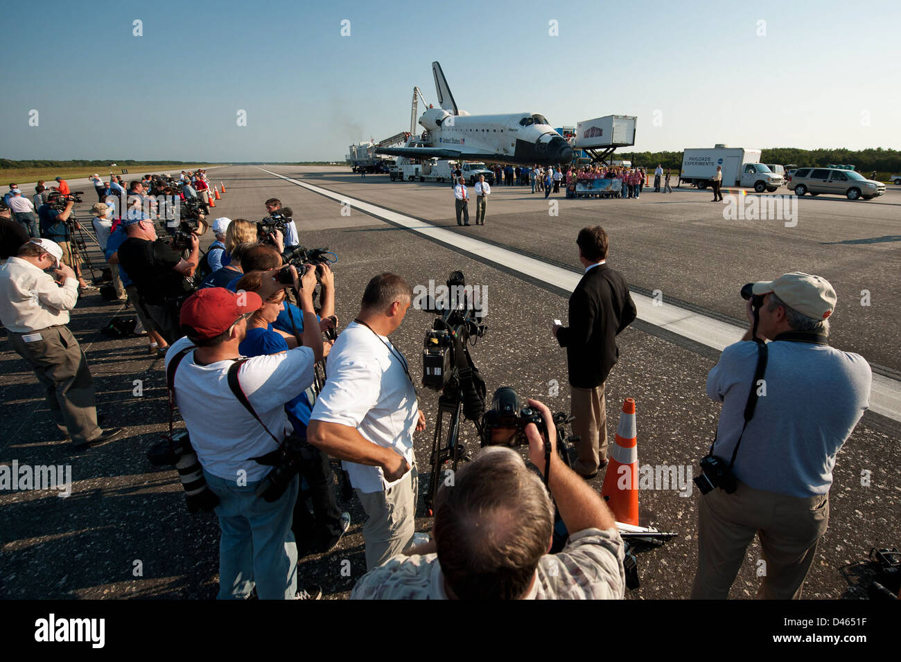 Sts 135 landing hi-res stock photography and images - Alamy