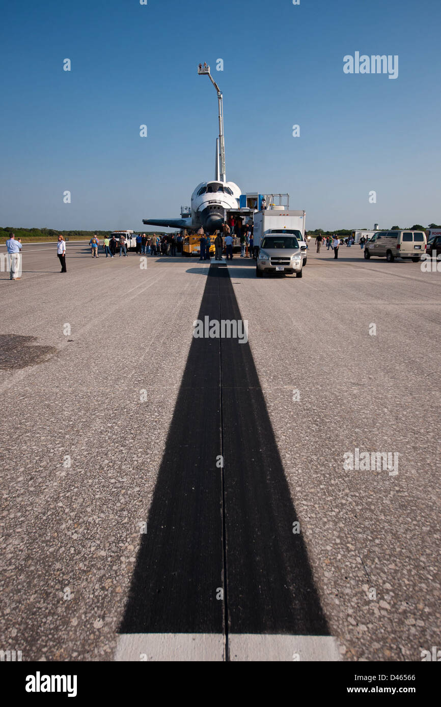 The Space Shuttle Atlantis lands at Kennedy Space Center's Shuttle ...