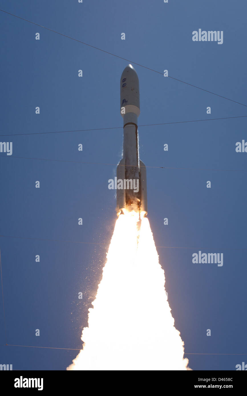The Atlas V rocket successfully launches the Juno spacecraft from Cape ...