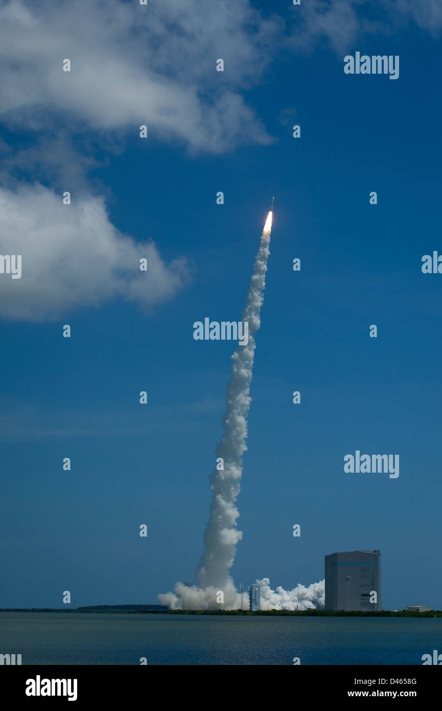 The Atlas V rocket launches the Juno spacecraft towards Jupiter, with ...