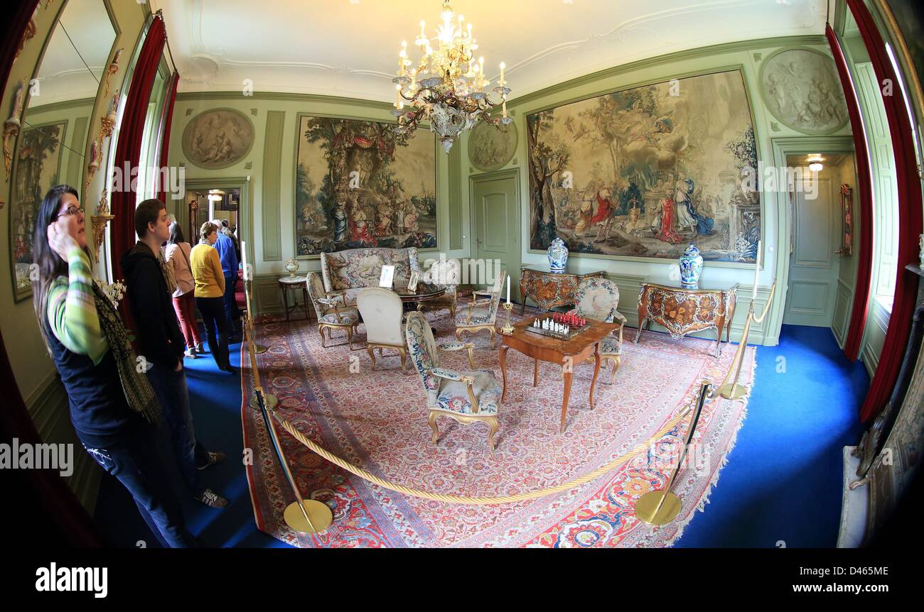 Visitors examine the so-called goblin chamber in Doorn Manor in Doorn ...
