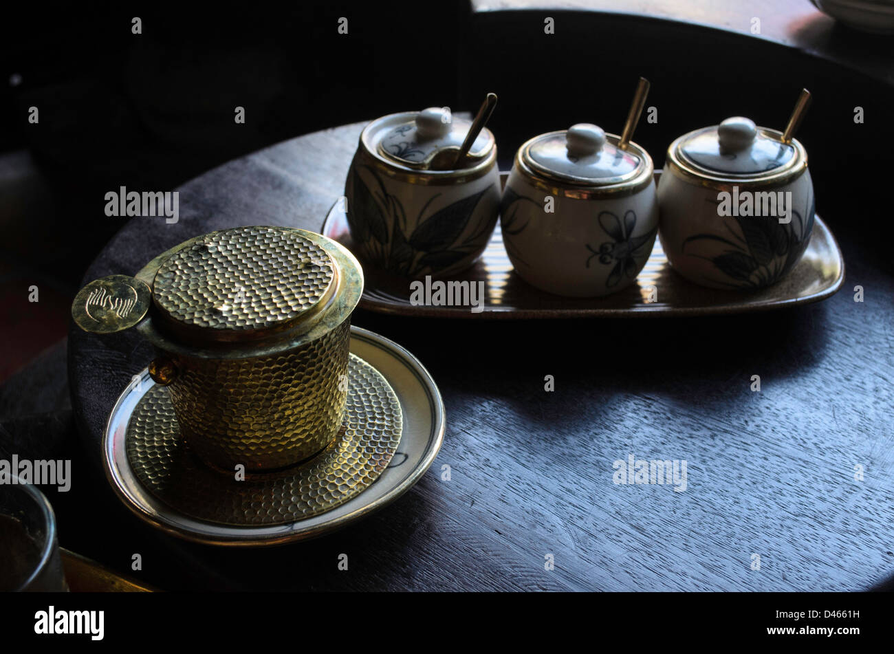 Chinese tea set and serving Stock Photo - Alamy
