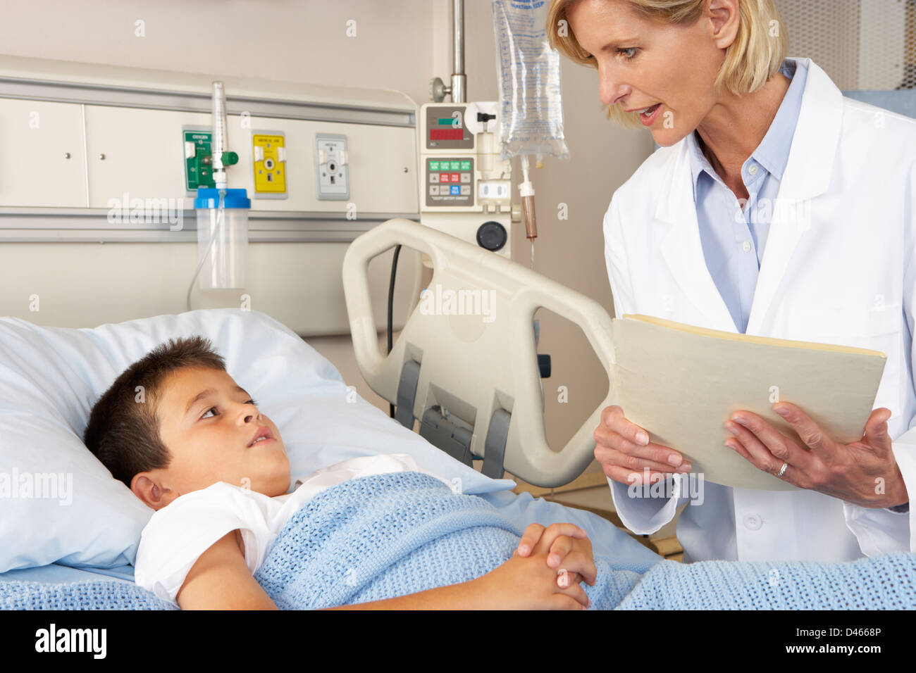 Doctor Visiting Child Patient On Ward Stock Photo - Alamy